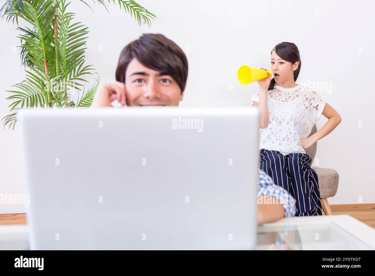 Man woman computer fight hi-res stock photography and images - Alamy