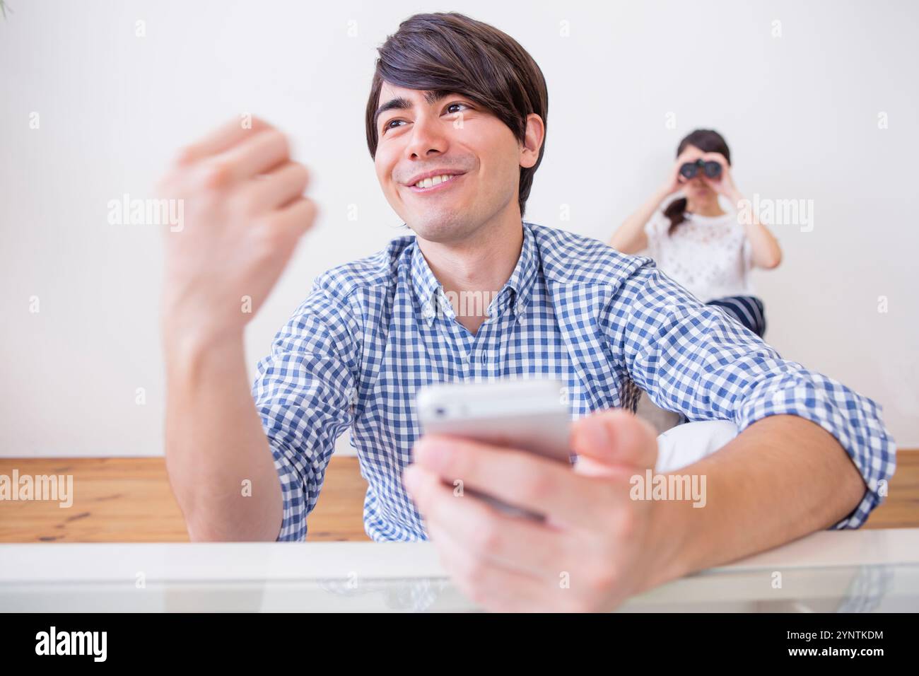 Man looking behind friend hi-res stock photography and images - Alamy