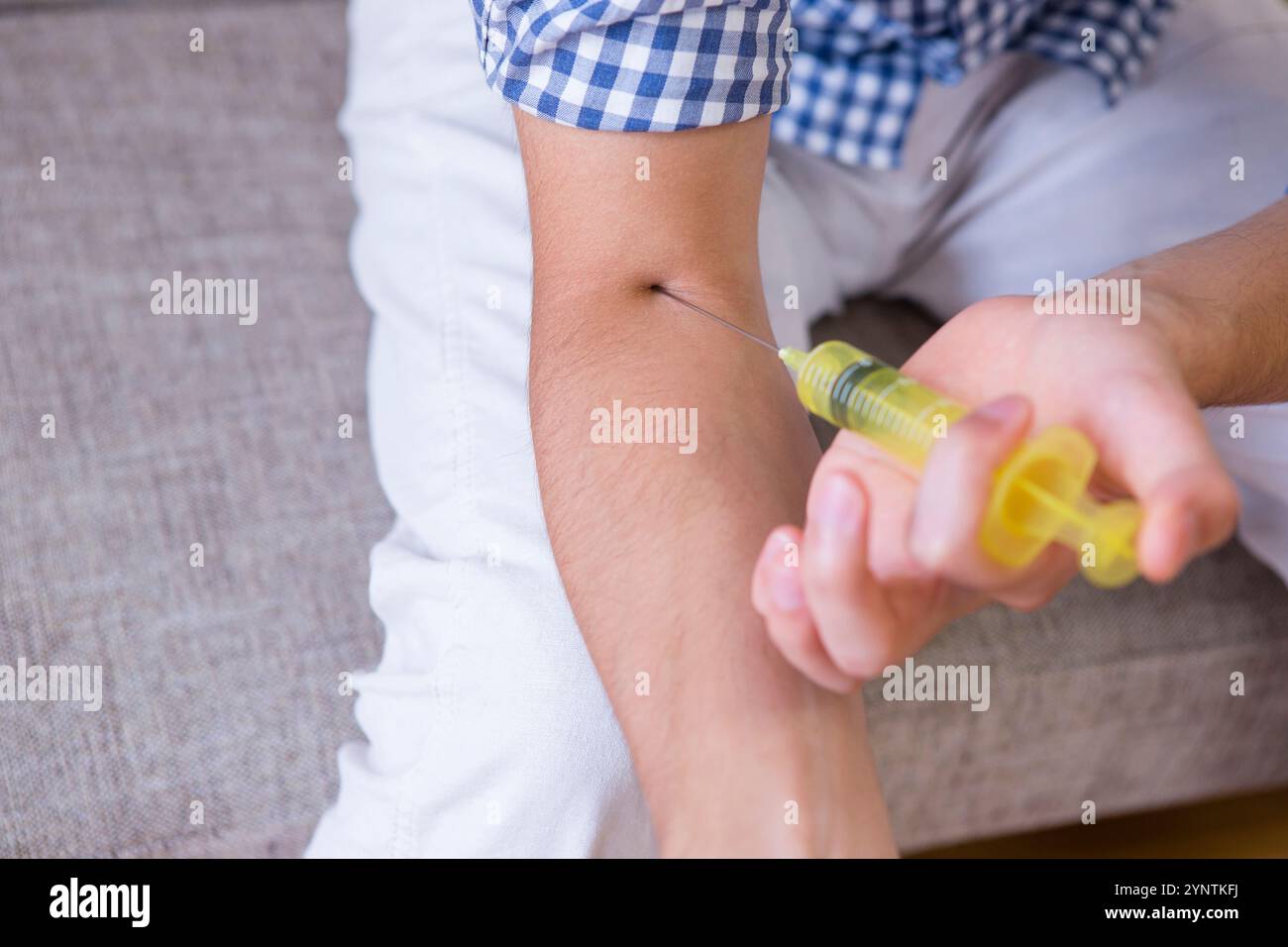 Man giving an injection Stock Photo - Alamy