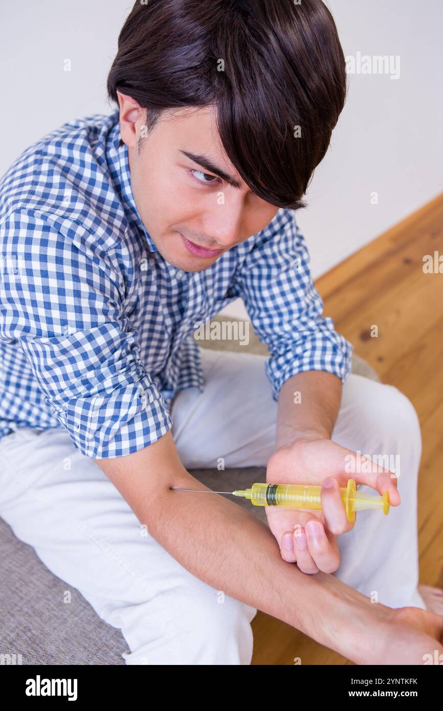 Man giving an injection Stock Photo - Alamy