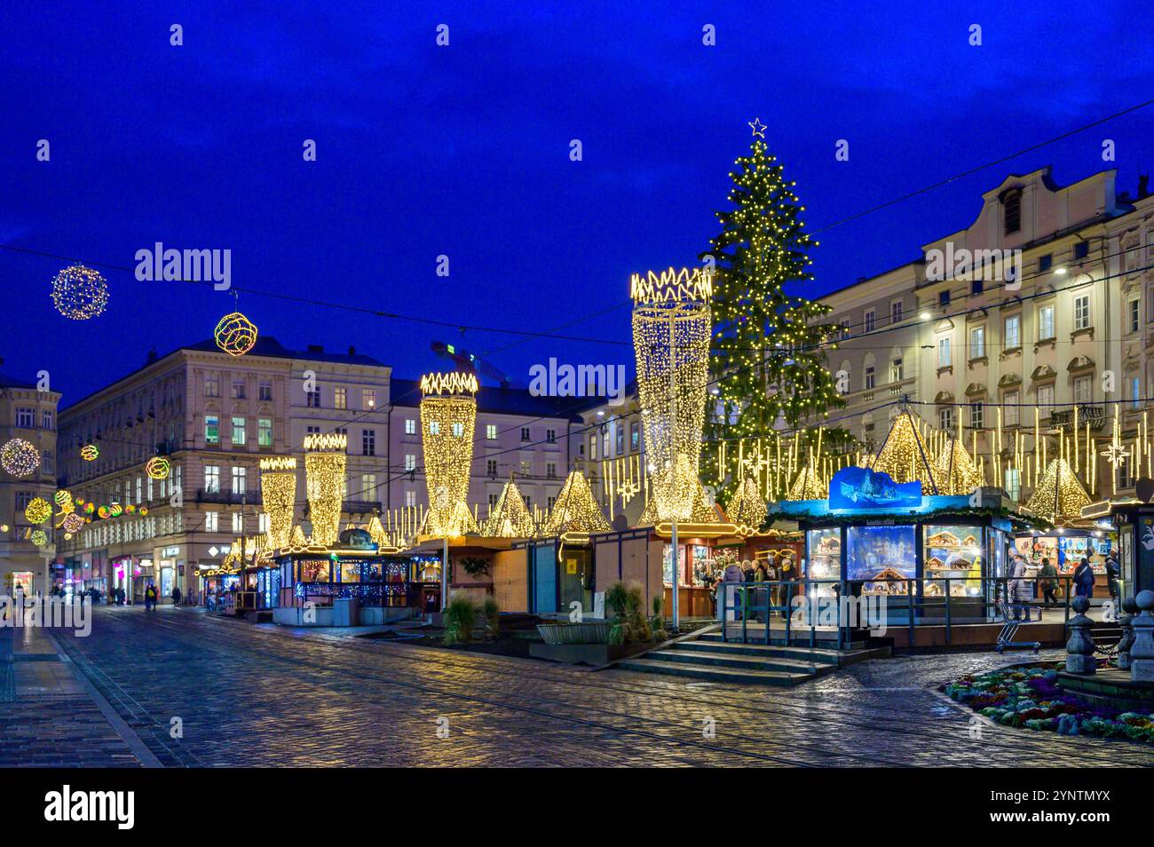 Linz, Austria, 26 nov 2024, advent market on the main square hauptplatz ...