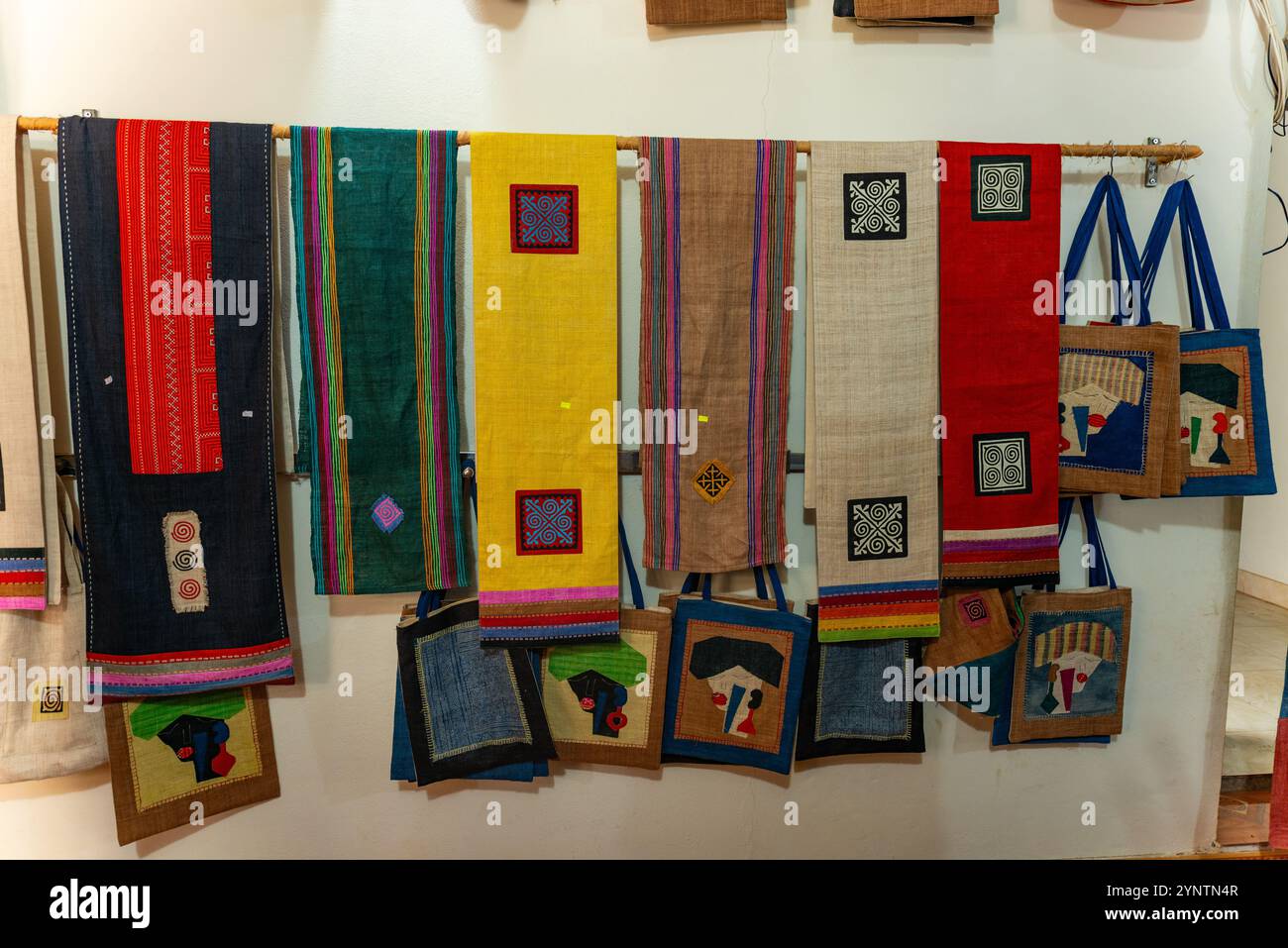 Linen weaving - traditional cultural beauty of Mong people in Ha Giang ...