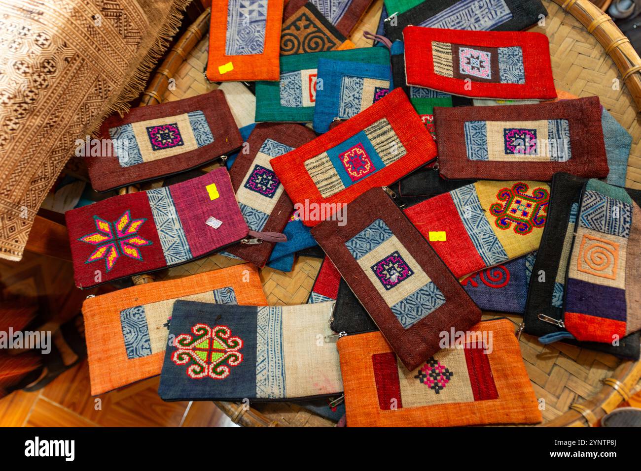 Linen weaving - traditional cultural beauty of Mong people in Ha Giang ...