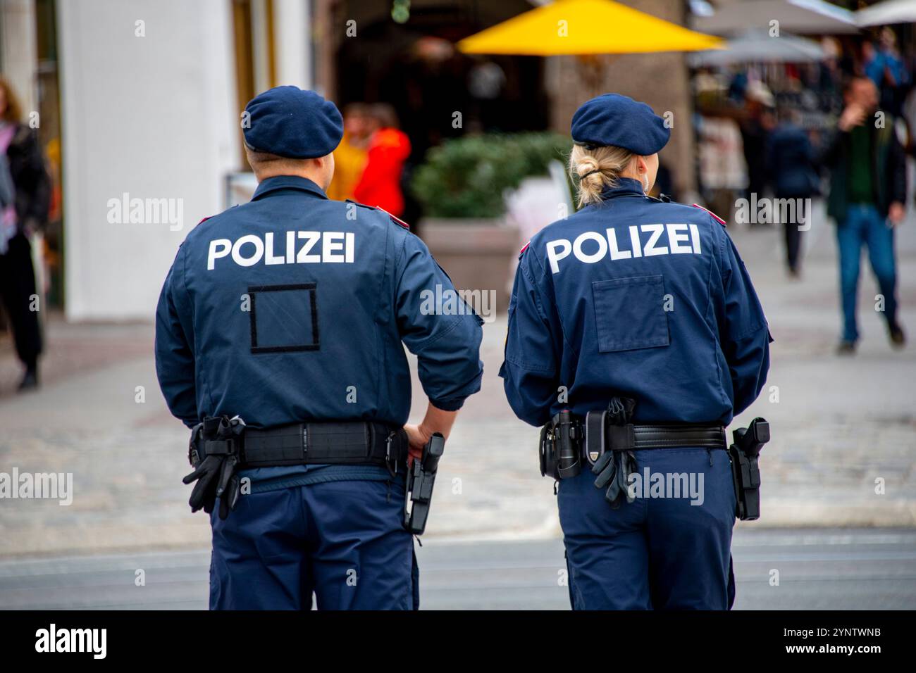Policewoman in uniform hi-res stock photography and images - Alamy