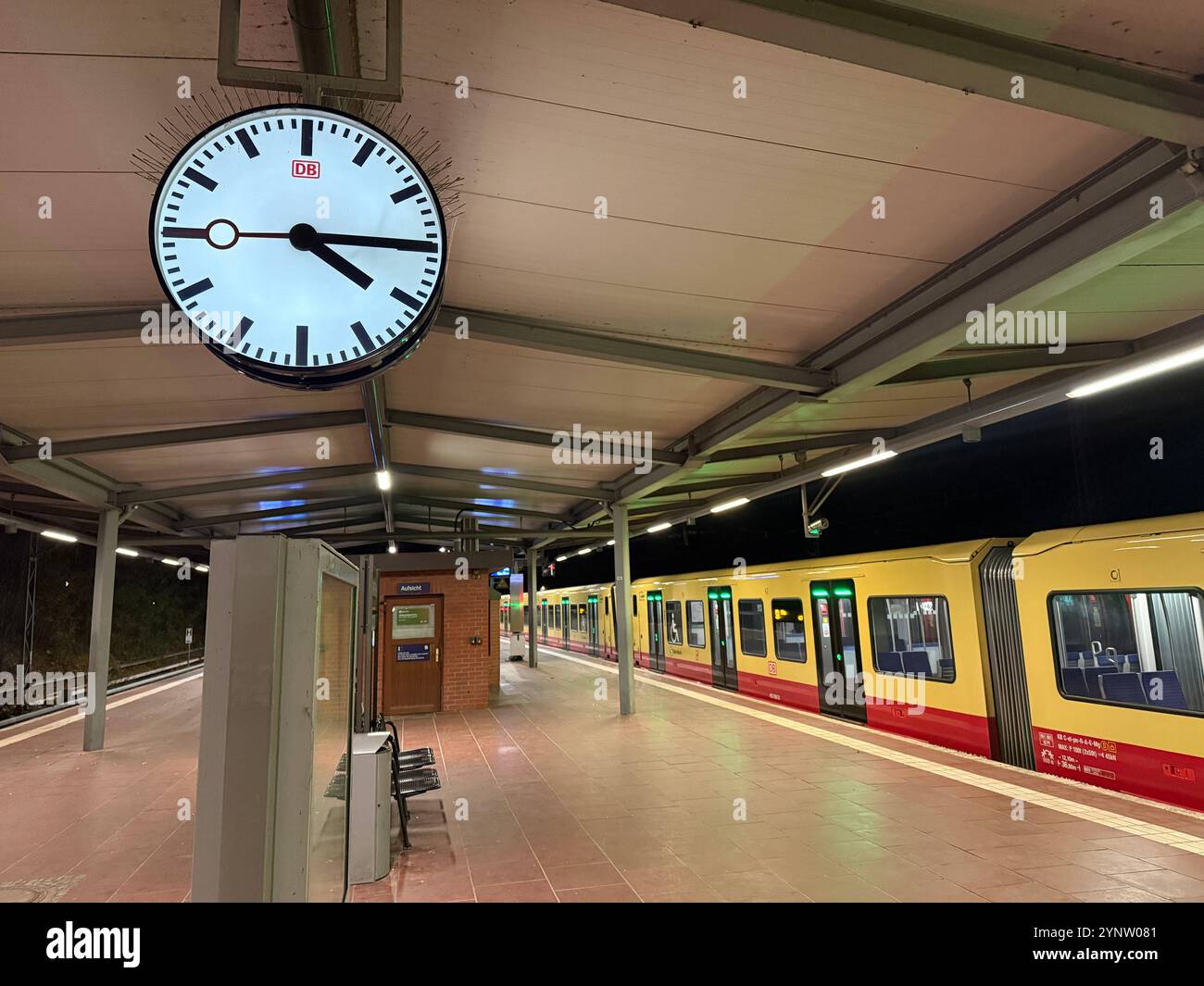 DB Bahnhof mit S-Bahn und Bahnhofsuhr *** DB station with S-Bahn and ...