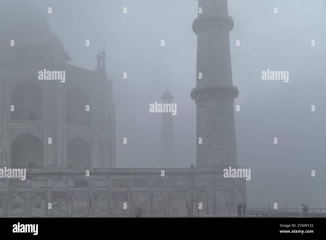 Winter smog blankets the Taj Mahal in Agra, India Stock Photo - Alamy
