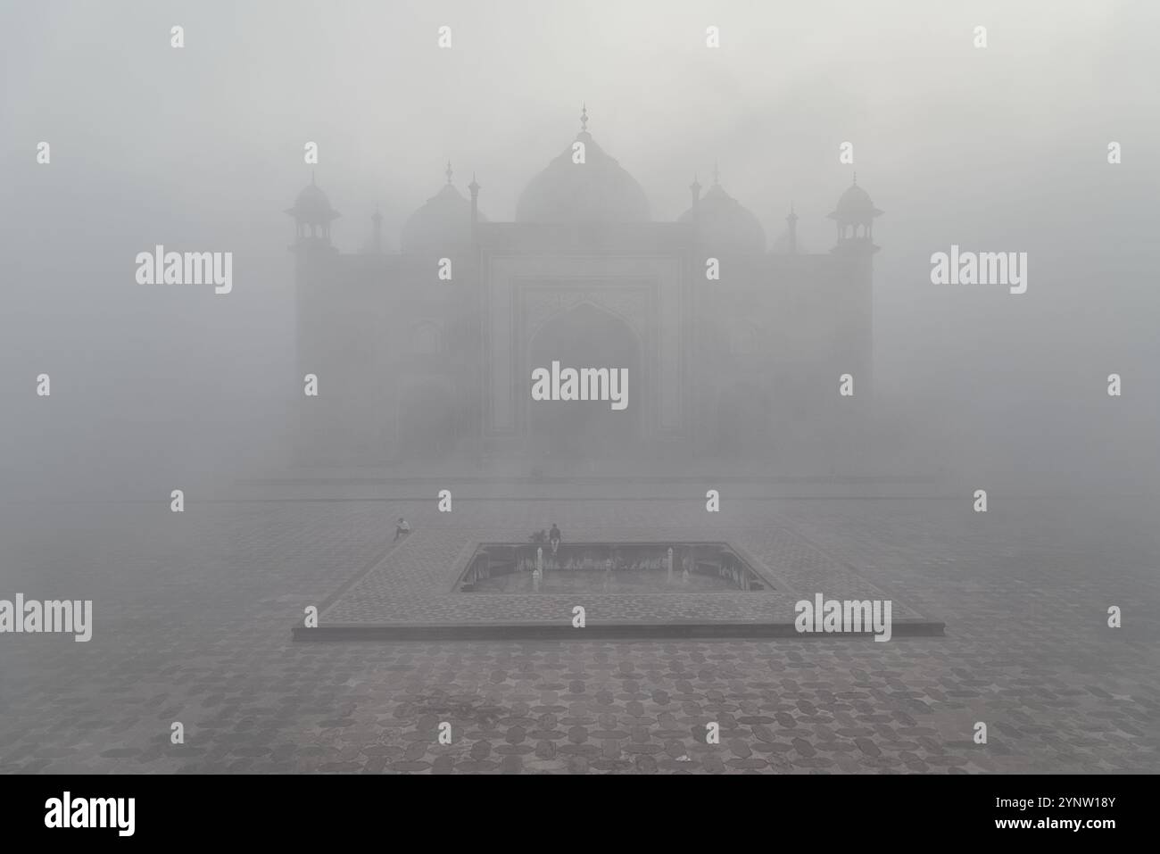 Winter smog blankets the Taj Mahal in Agra, India Stock Photo - Alamy
