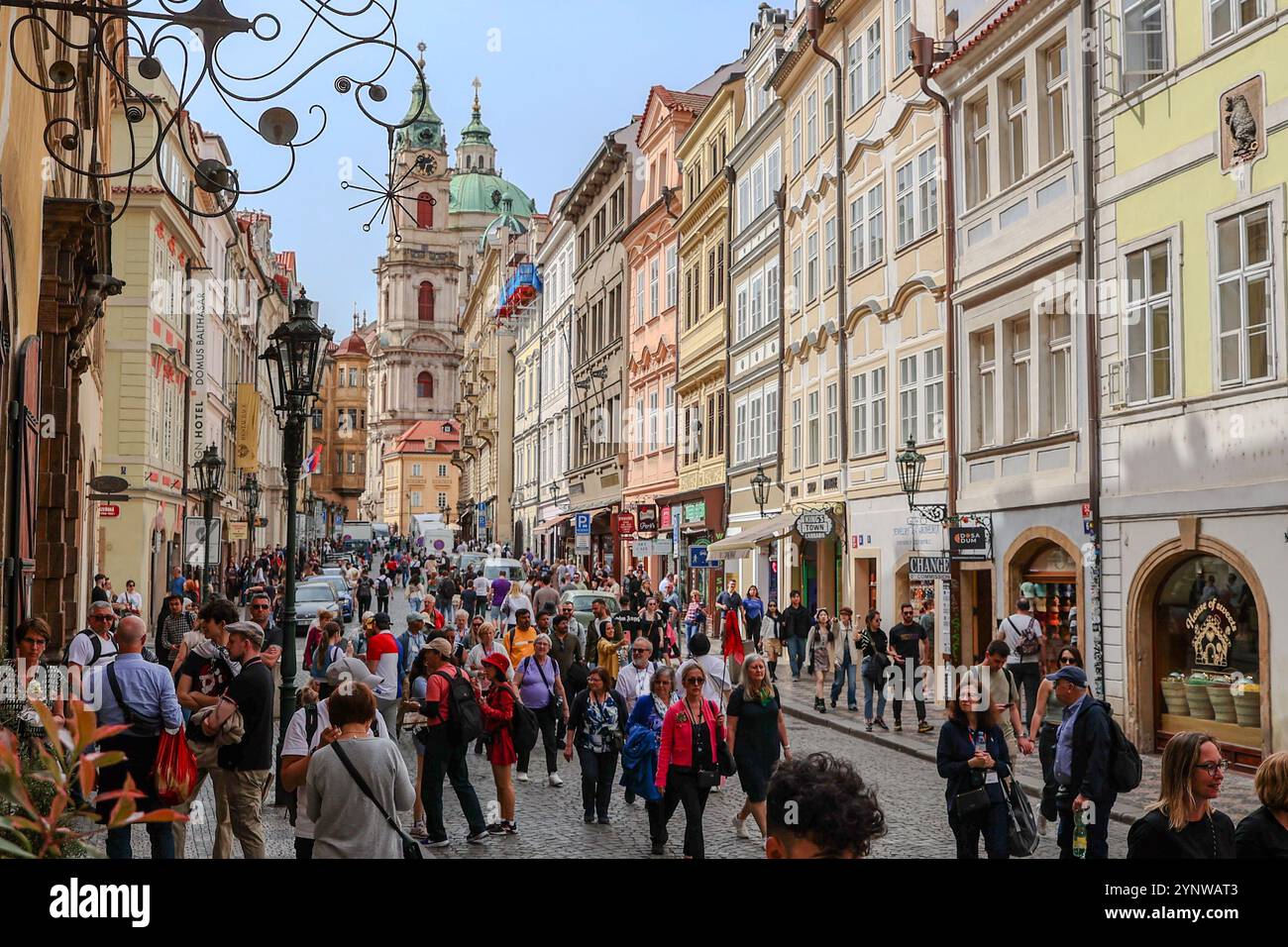 Urban streetscape scene hi-res stock photography and images - Alamy