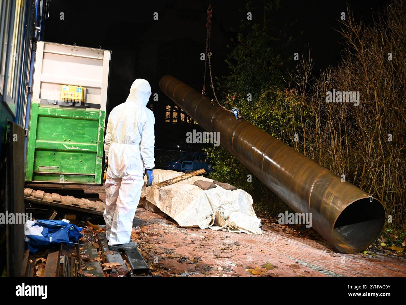 27 November 2024, Hamburg: A construction worker in a white protective ...
