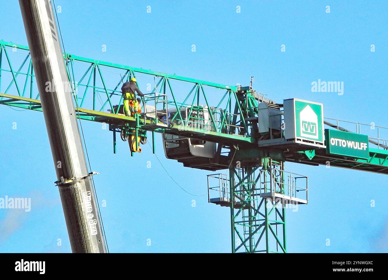 WBM-Baustelle fuer Wohnungs-Neubau Kranaufbau *** WBM construction site ...