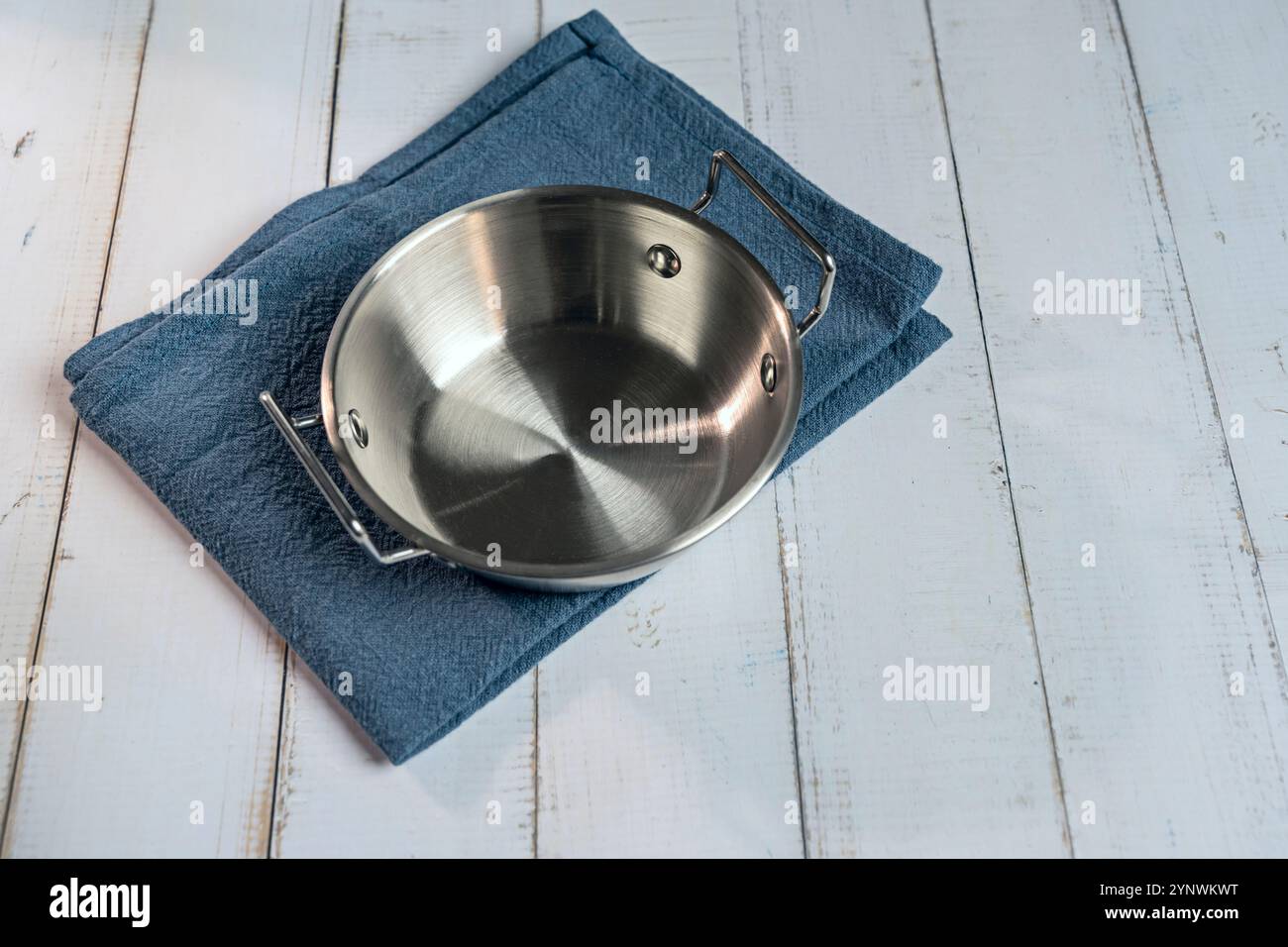 Cooking vessels hi-res stock photography and images - Alamy