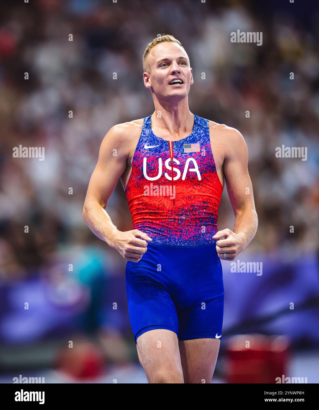 Sam Kendricks celebrating with her country's flag in the at the Paris ...