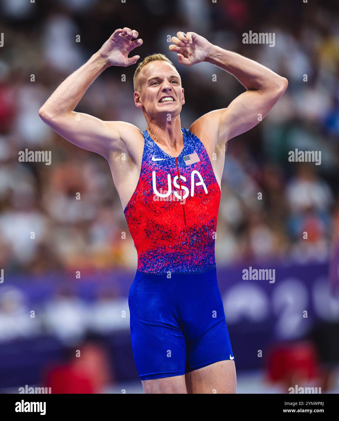 Sam Kendricks celebrating with her country's flag in the at the Paris ...