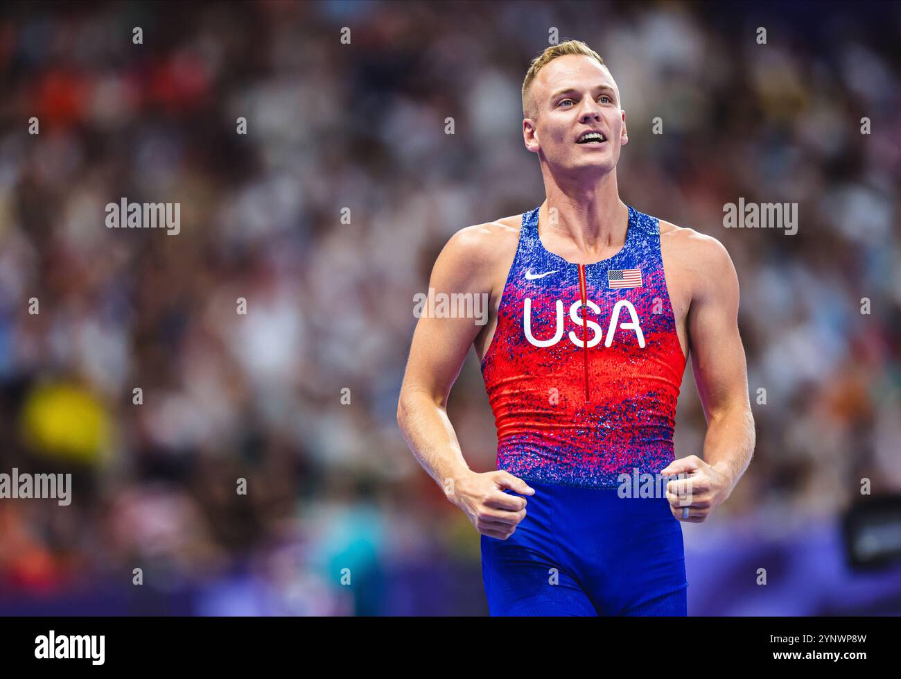 Sam Kendricks celebrating with her country's flag in the at the Paris ...