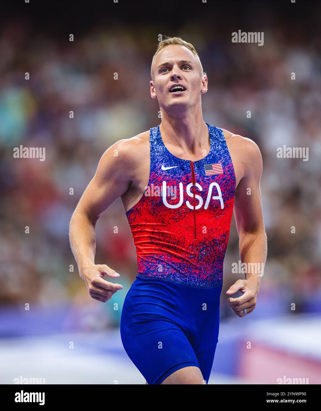 Sam Kendricks celebrating with her country's flag in the at the Paris ...
