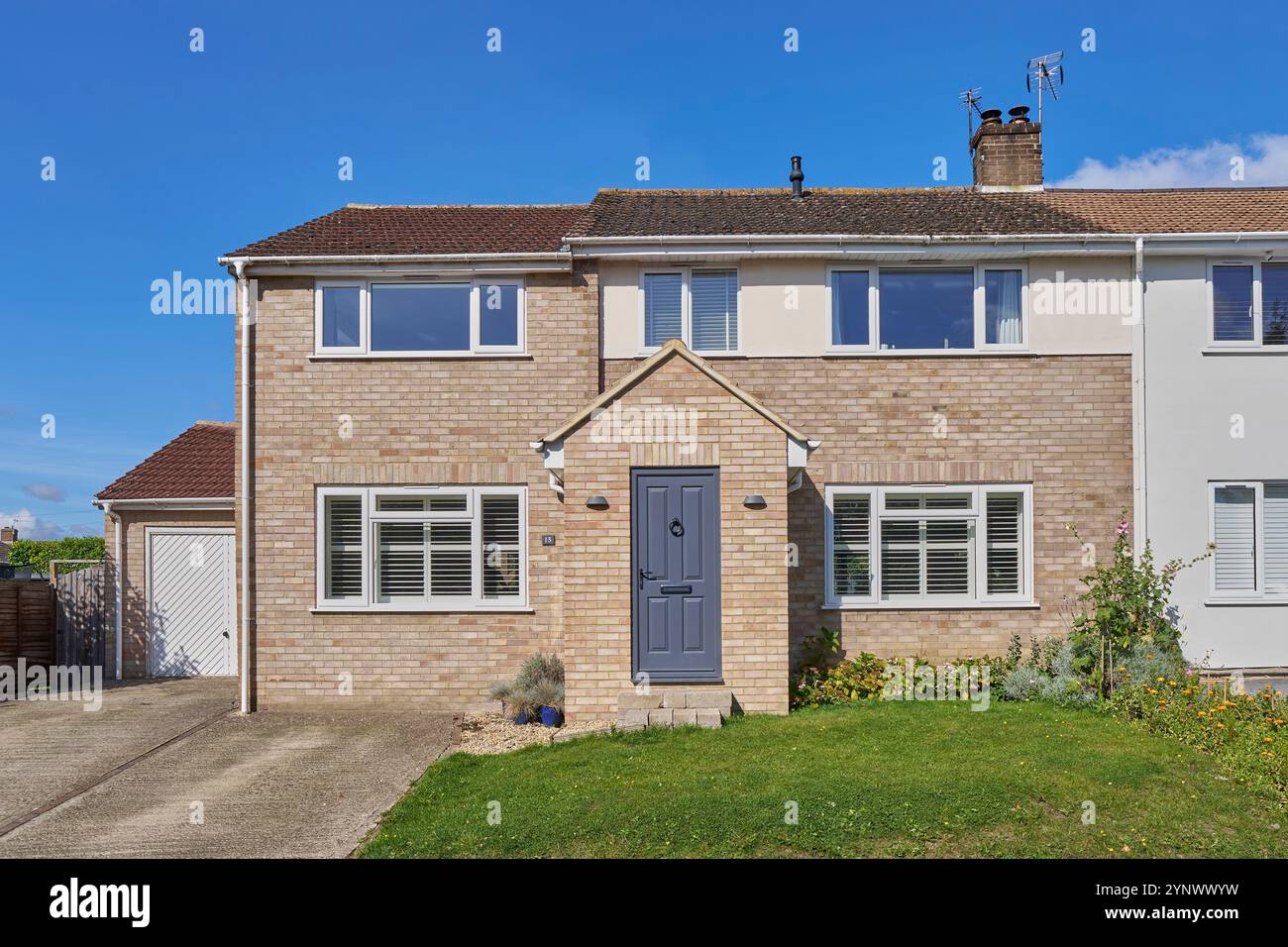 Semi detached house uk hi-res stock photography and images - Alamy