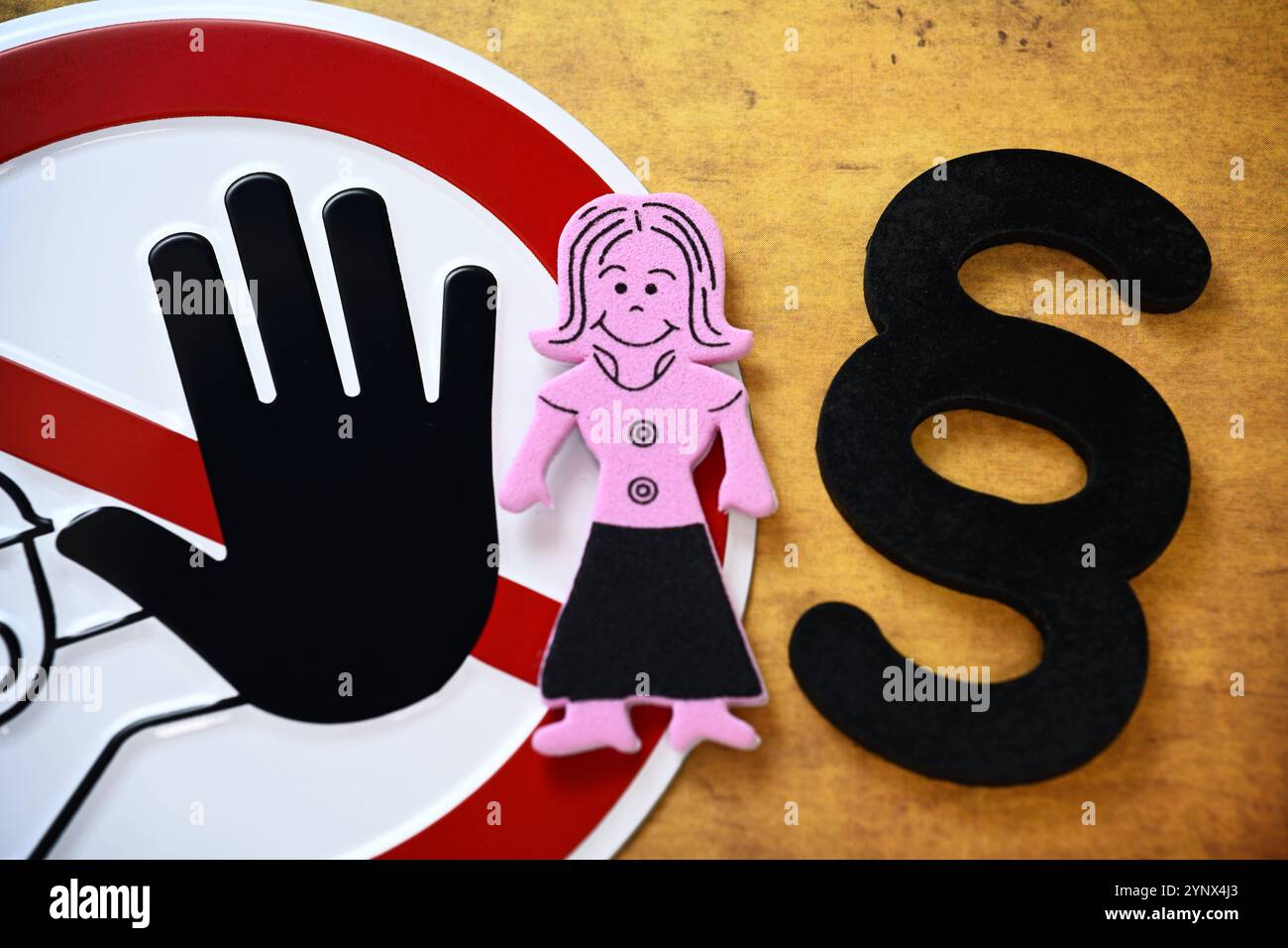 Frauenfigur mit Verbotsschild und Paragrafenzeichen, Gewalthilfegesetz ...