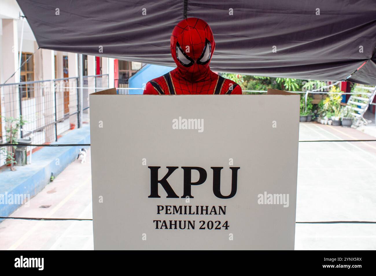 Simultaneous costume hi-res stock photography and images - Alamy