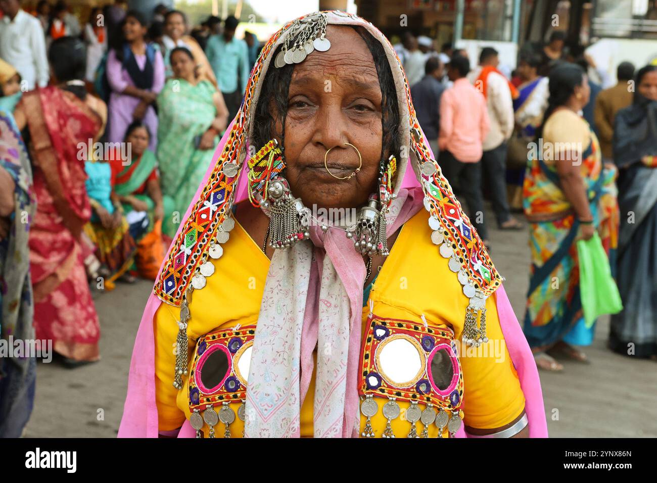 Portrait of a tribal gypsy woman in Tuljapur, Maharashtra, India Stock ...