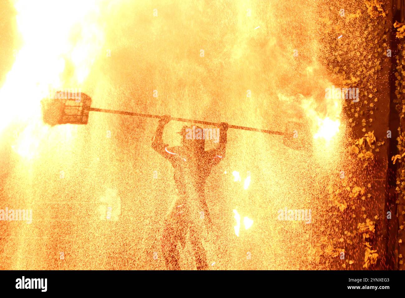 Tribal dance fire art hi-res stock photography and images - Alamy