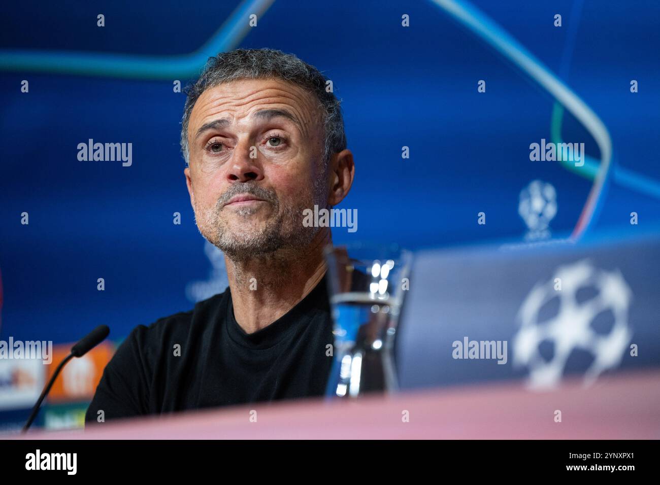 Luis Enrique (Paris Saint Germain, Trainer) bei der Pressekonferenz mit ...
