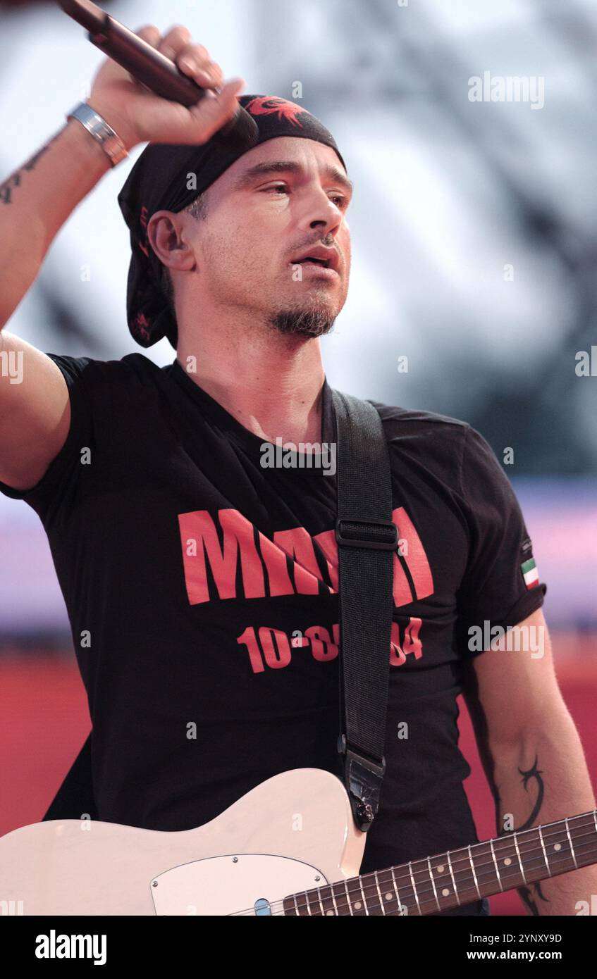 Eros ramazzotti immagini 2004 hi-res stock photography and images - Alamy
