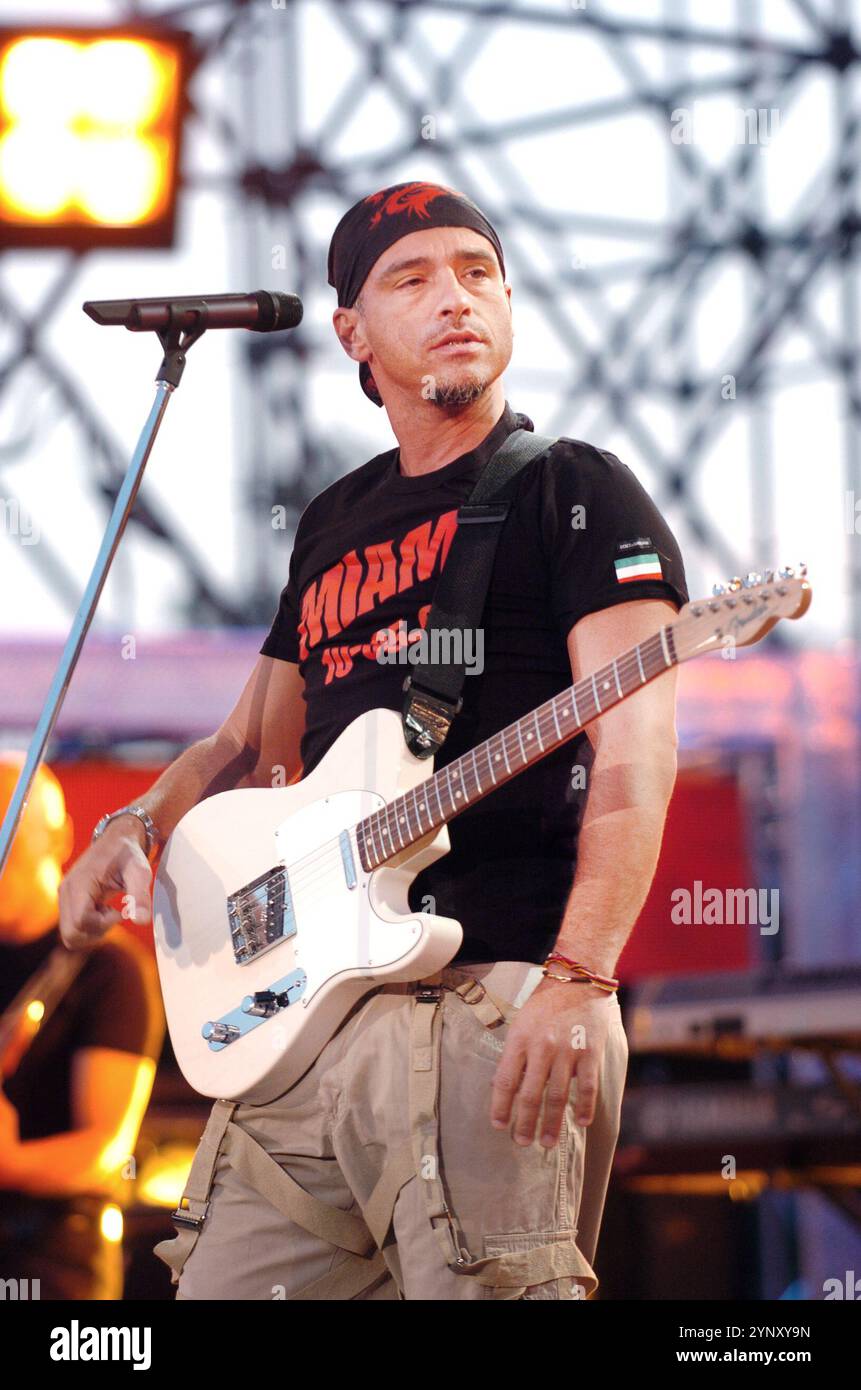 Eros ramazzotti 2004 hi-res stock photography and images - Alamy