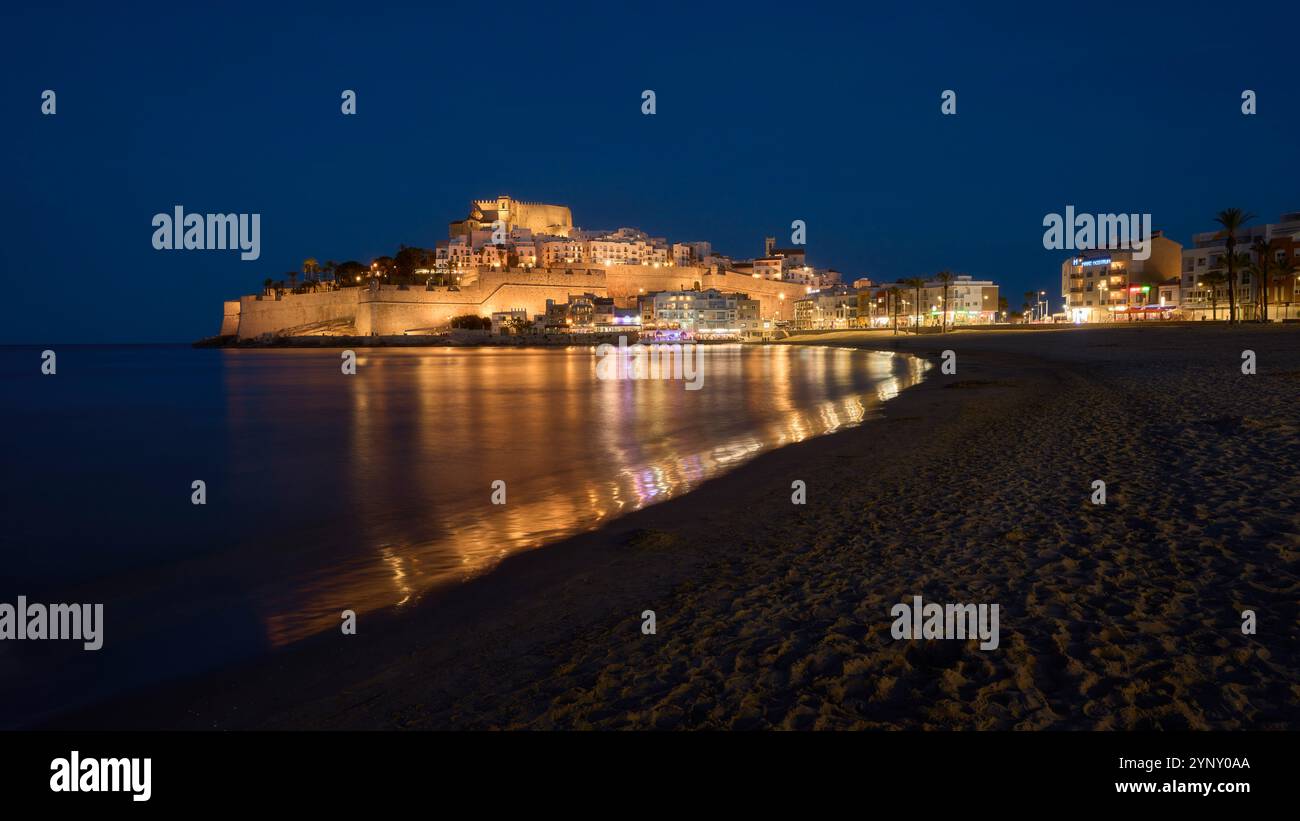 Views of Luna Pope's castle of Peñíscola from the beach at night, with ...