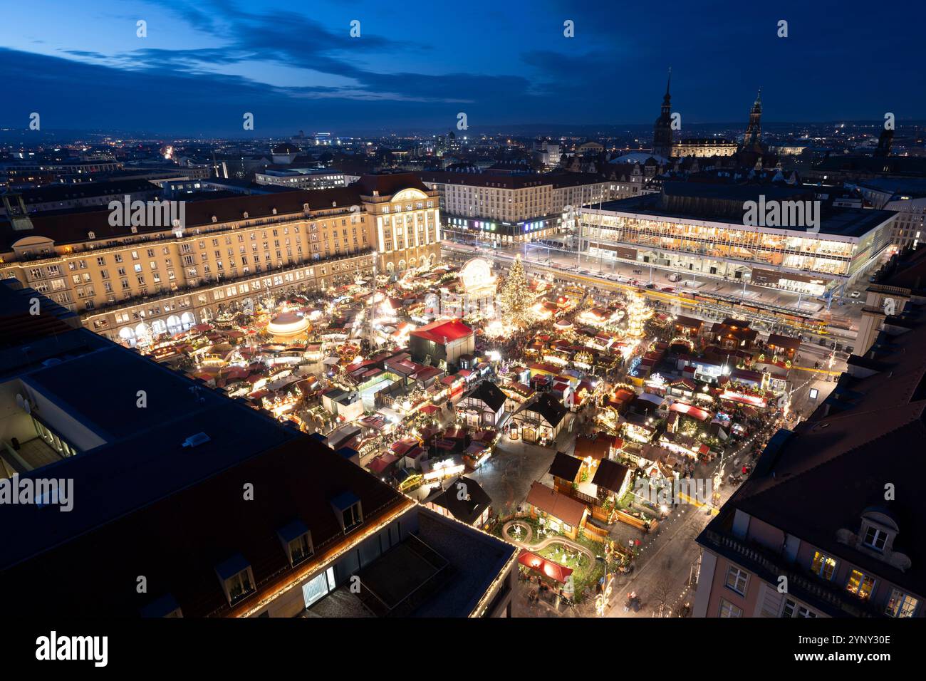 27 November 2024, Saxony, Dresden: The stalls at the 590th Dresden ...