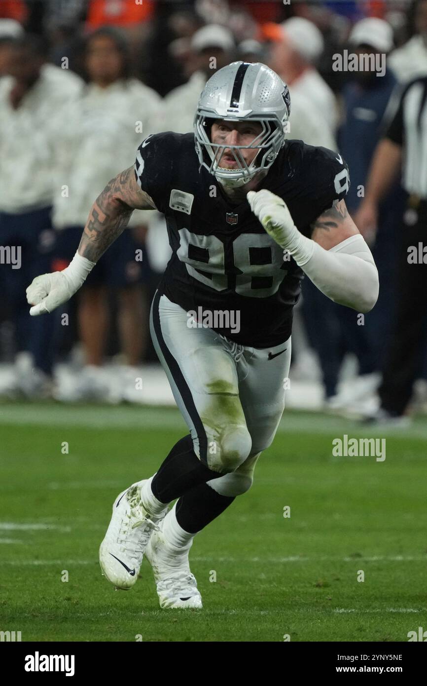 Las Vegas Raiders defensive end Maxx Crosby (98) lines up against the ...