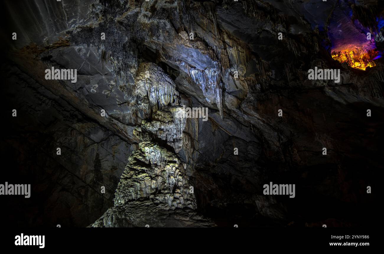 Visitors discover breathtaking rock formations inside Cacahuamilpa ...