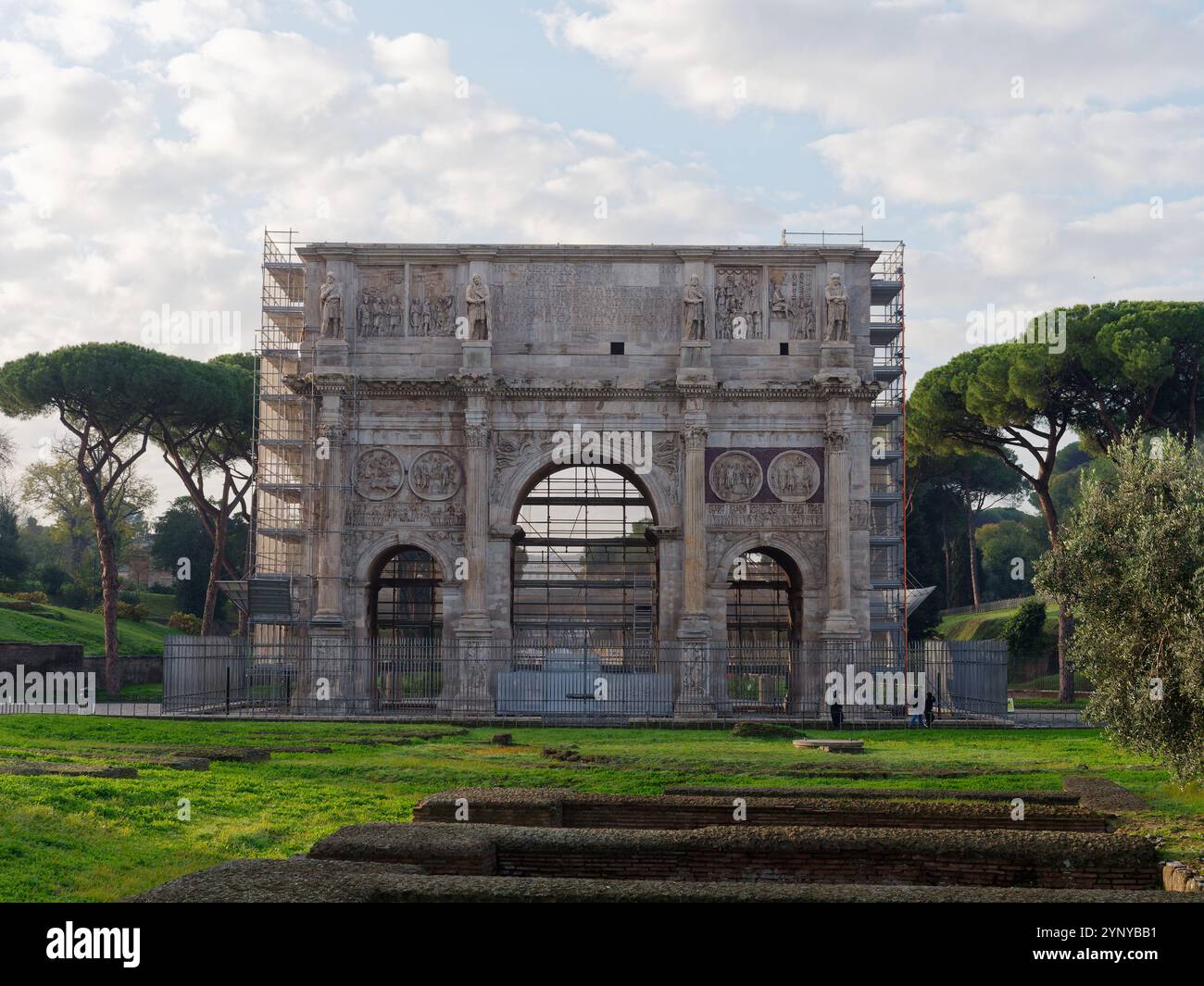 Rome scaffolding hi-res stock photography and images - Alamy