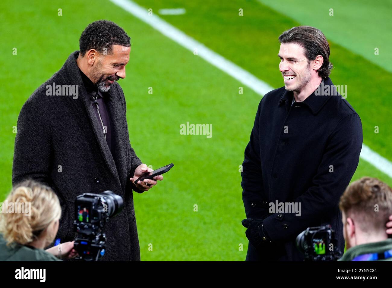 Former Real Madrid player Gareth Bale (right) speaking with former ...
