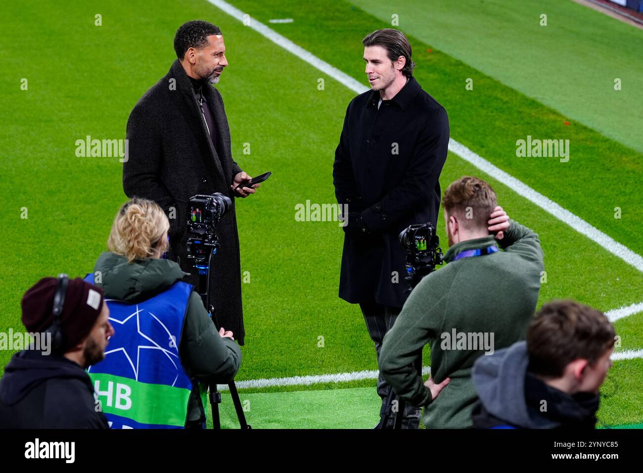 Former Real Madrid player Gareth Bale (right) speaking with former ...