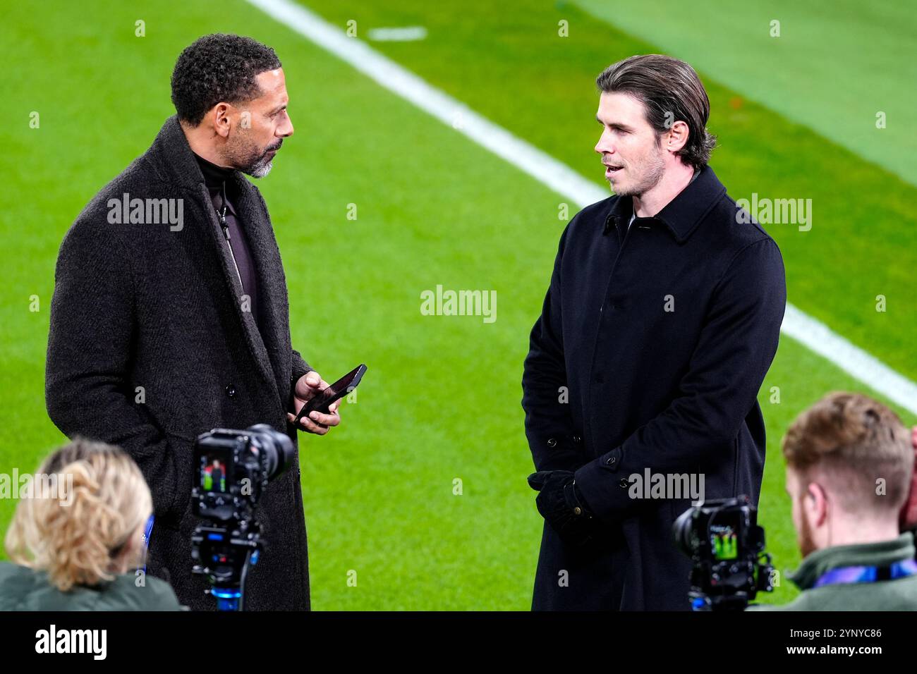 Former Real Madrid player Gareth Bale (right) speaking with former ...