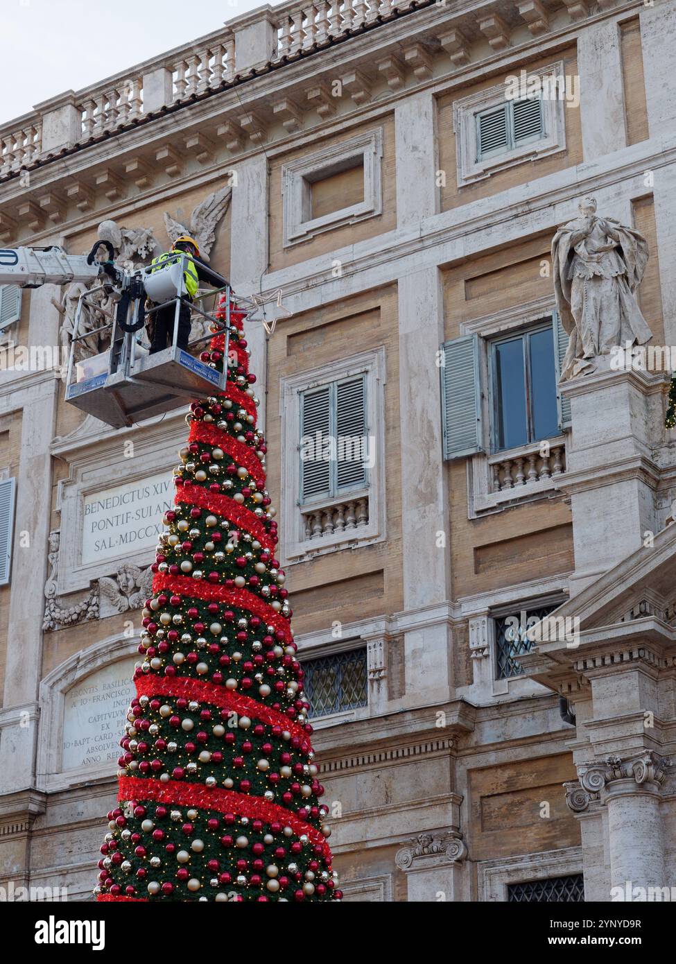 Putting the star on the Christmas Tree Basilica of Santa Maria Maggiore ...