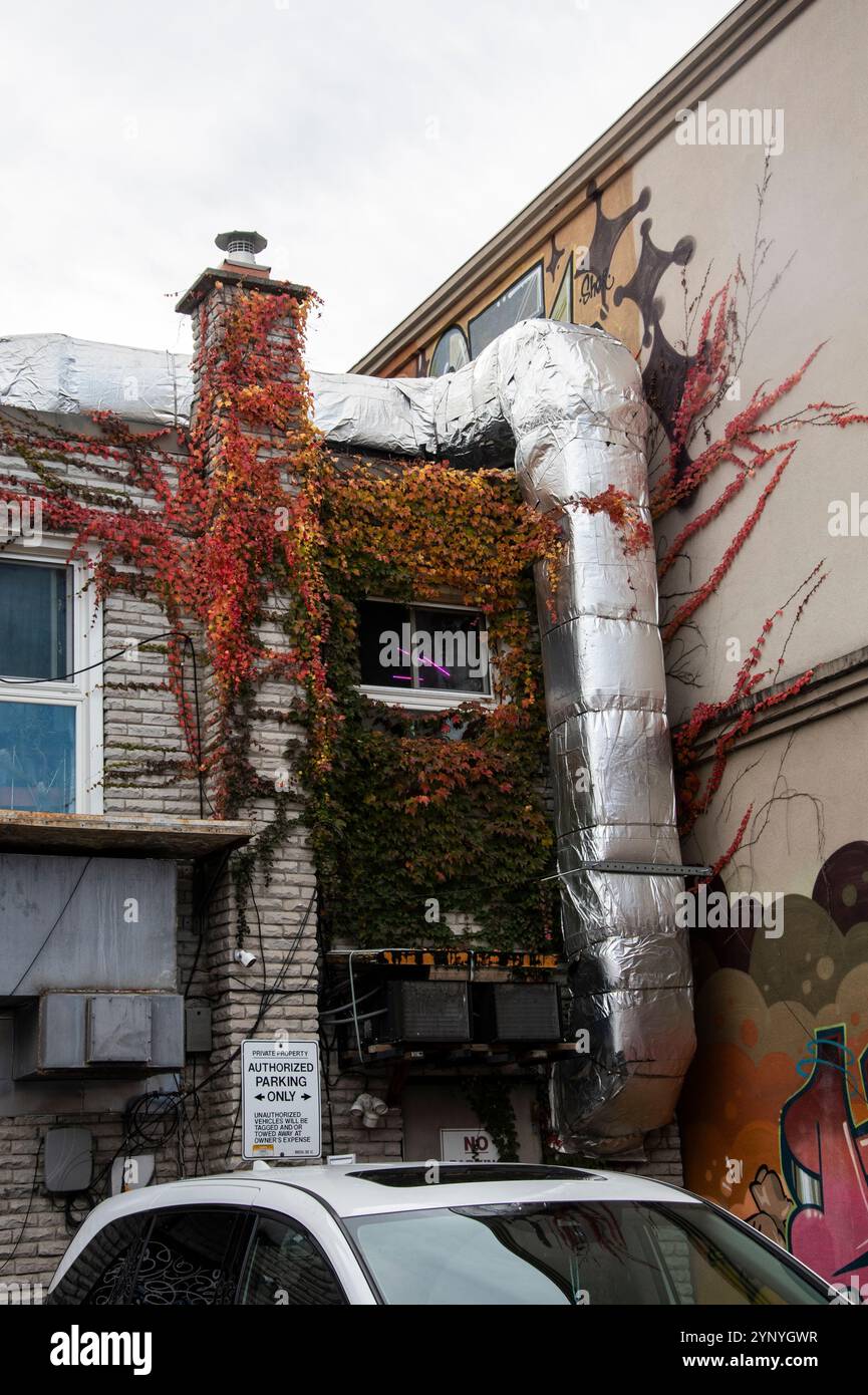 Graffiti mural red building hi-res stock photography and images - Alamy