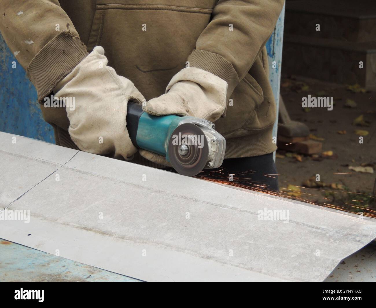 Worker cuts metal structure grinding hi-res stock photography and ...