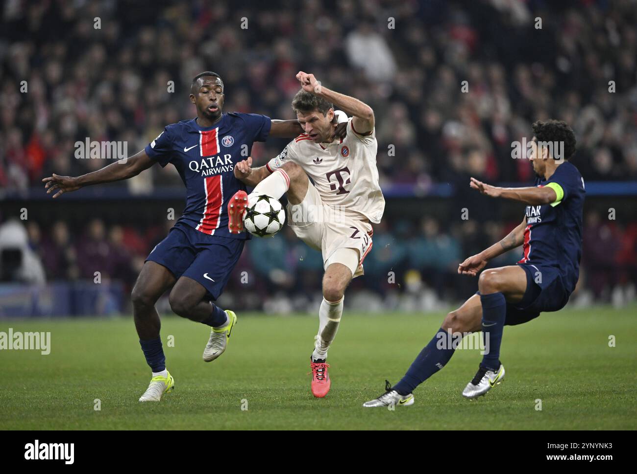 tackle, action Thomas Mueller FC Bayern Muenchen FCB (25) vs Willian ...