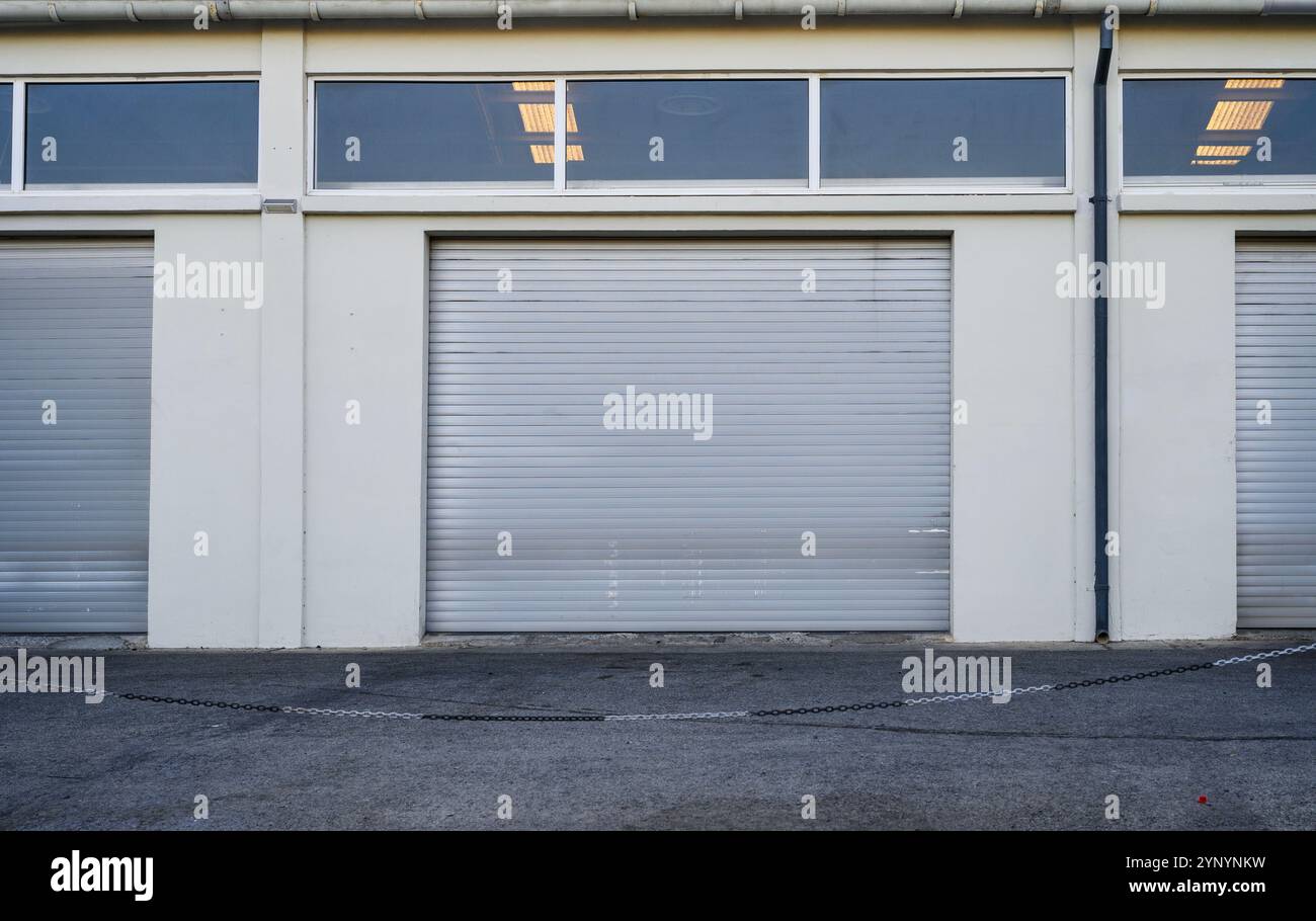 Mechanic workshop entrance hi-res stock photography and images - Alamy