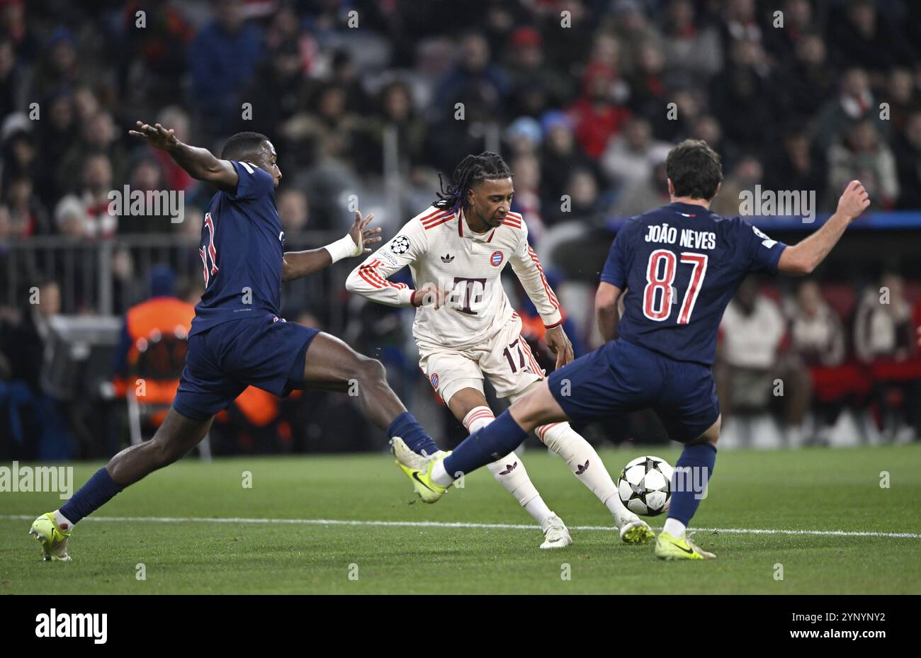 Duel, action Michael Olise FC Bayern Munich FCB (17) (centre) v Willian Pacho FC Paris Saint ...