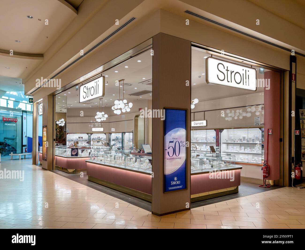 Strolli oro store hi-res stock photography and images - Alamy