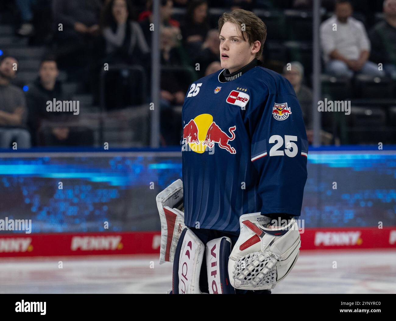 Simon Wolf (Torwart, EHC Red Bull Muenchen, #25) bei den Starting Six ...