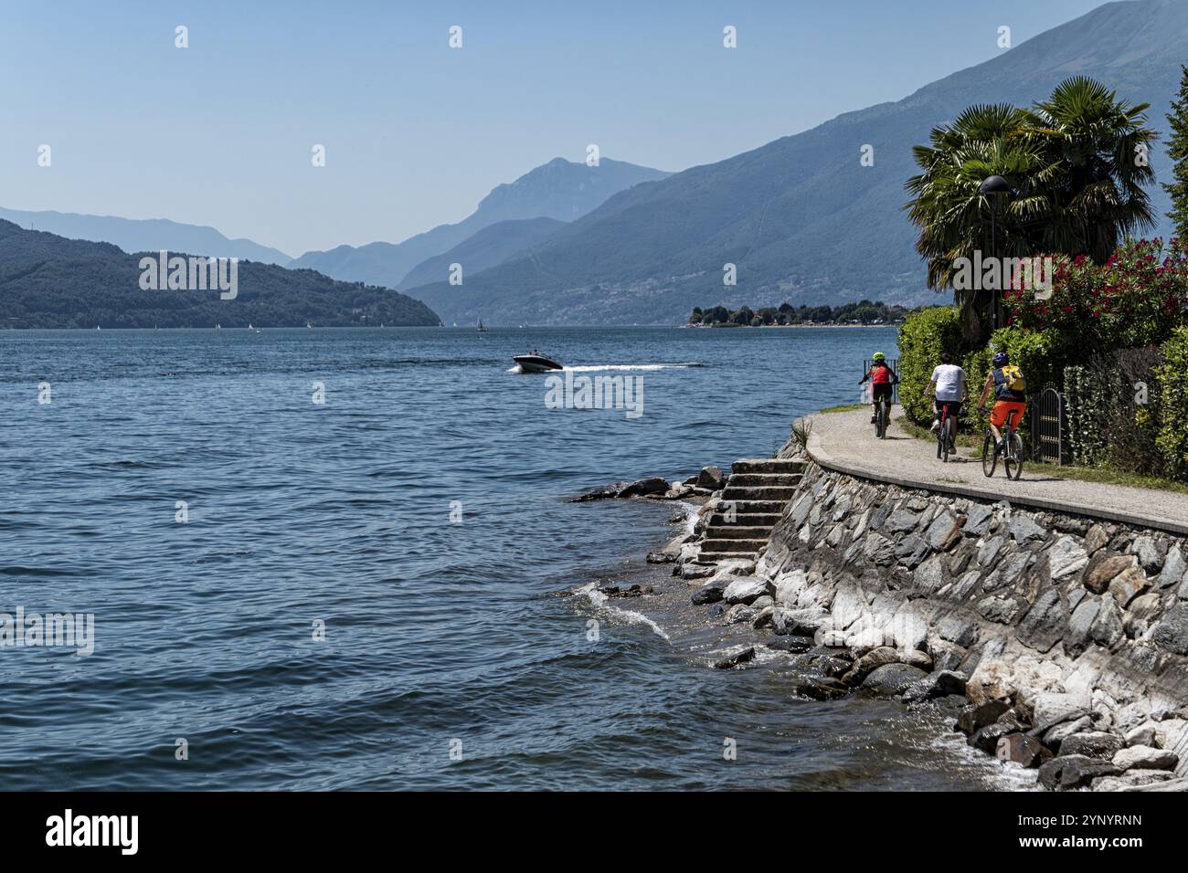 Cycling scene on lake hi-res stock photography and images - Alamy