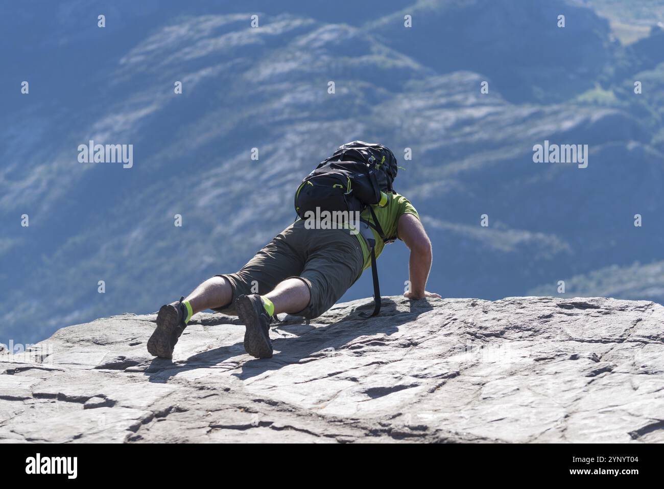 Person looking over edge scared hi-res stock photography and images - Alamy