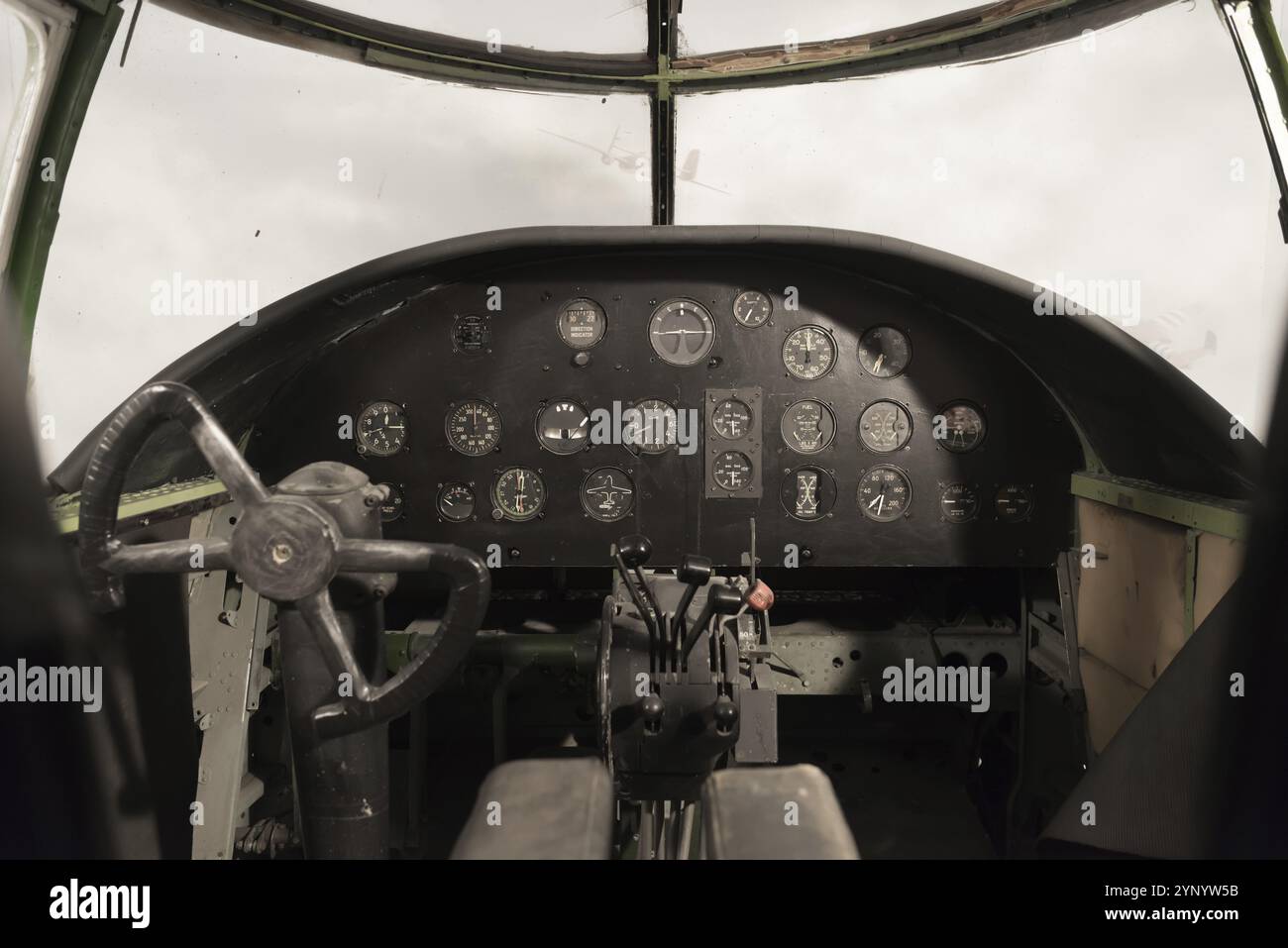 Empty airplane cockpit hi-res stock photography and images - Alamy