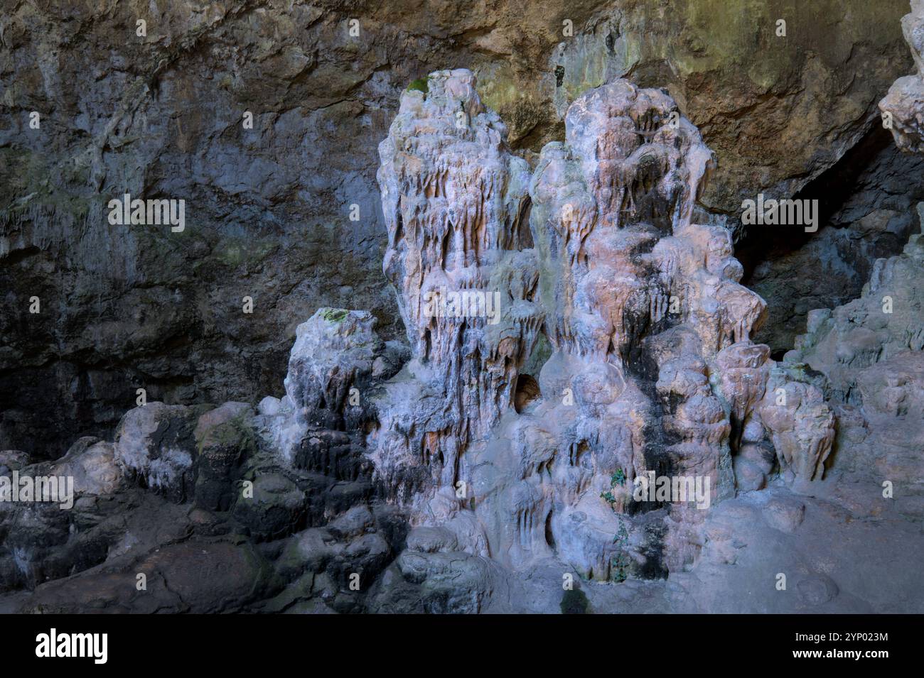 Natural cave formation with intricate stalactites and stalagmites Stock ...
