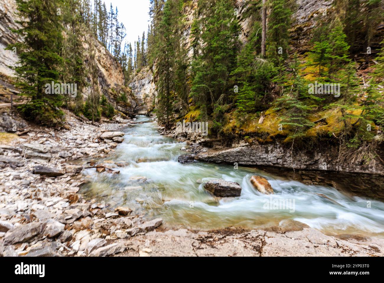 Fast flowing water background hi-res stock photography and images - Alamy