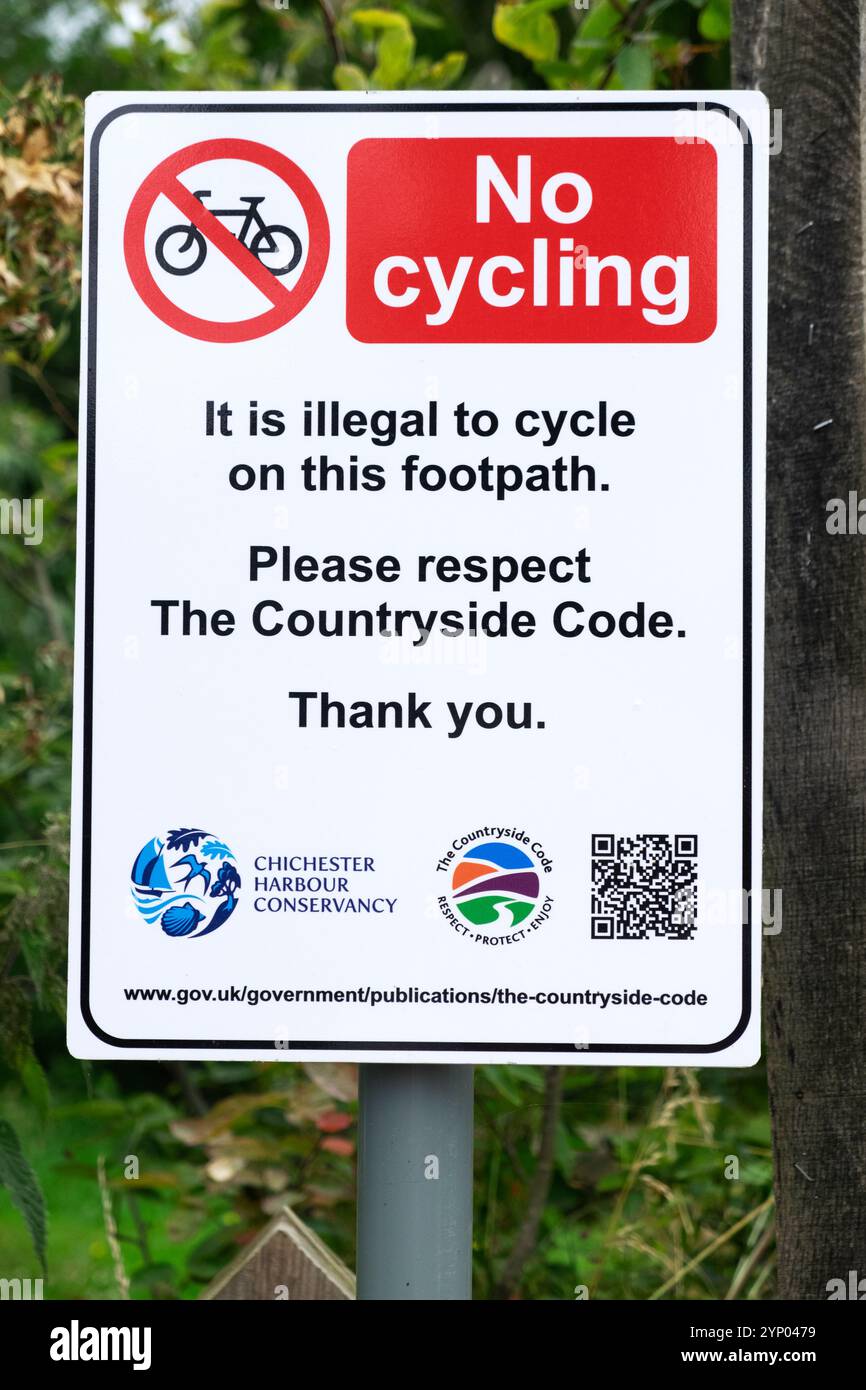No cycling footpath sign hi-res stock photography and images - Alamy