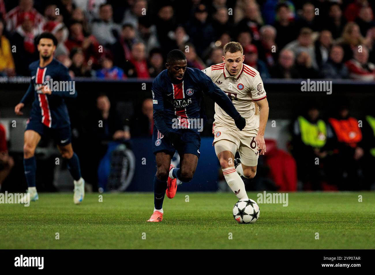 Zweikampf Ousmane Dembele (FC Paris Saint-Germain, 10), Joshua Kimmich (FC Bayern M?nchen, 6 ...
